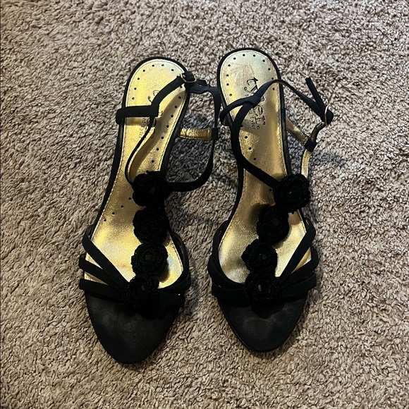 Richard Tyler | Shoes | Richard Tyler Black And Gold Heels | Poshmark